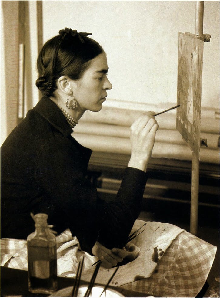 Conoce la vida de la artista Frida Kahlo en 20 fotografías