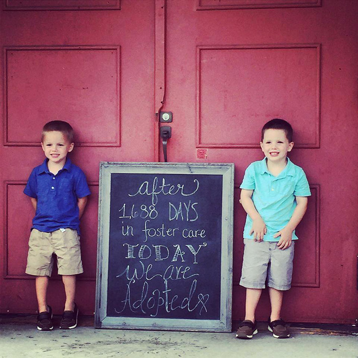 20 emotivas fotos de niños adoptados con un letrero