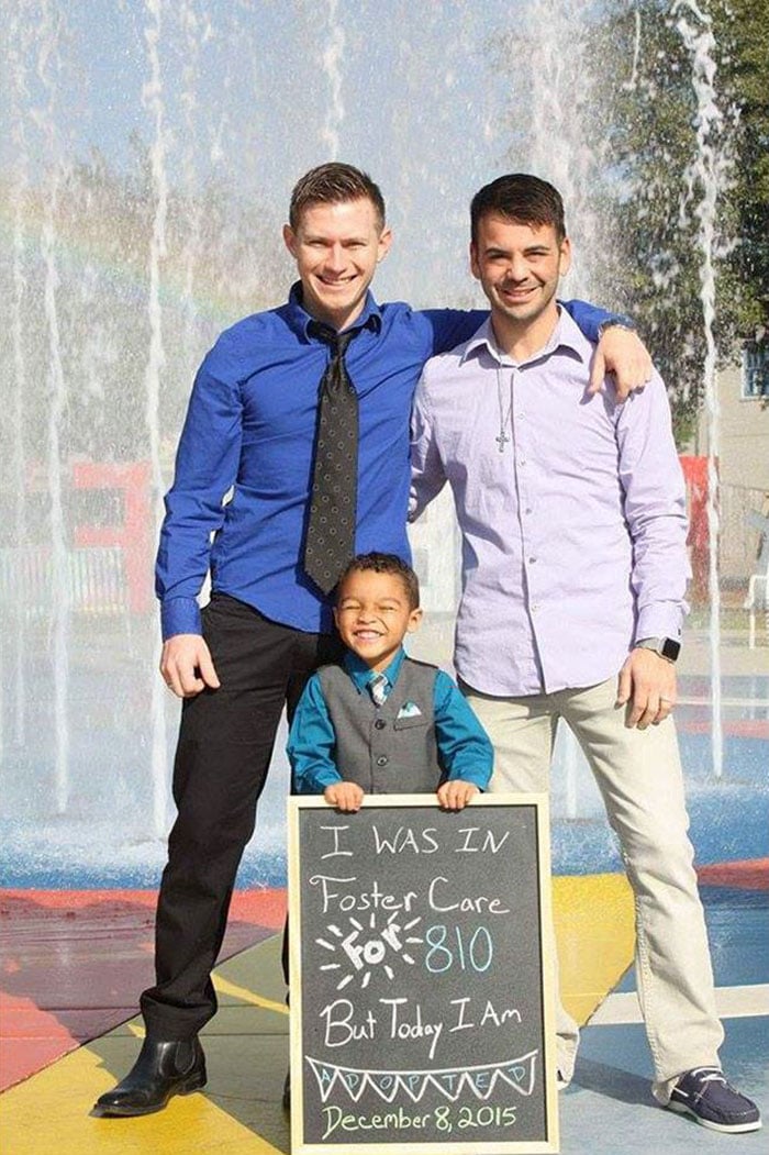 20 emotivas fotos de niños adoptados con un letrero