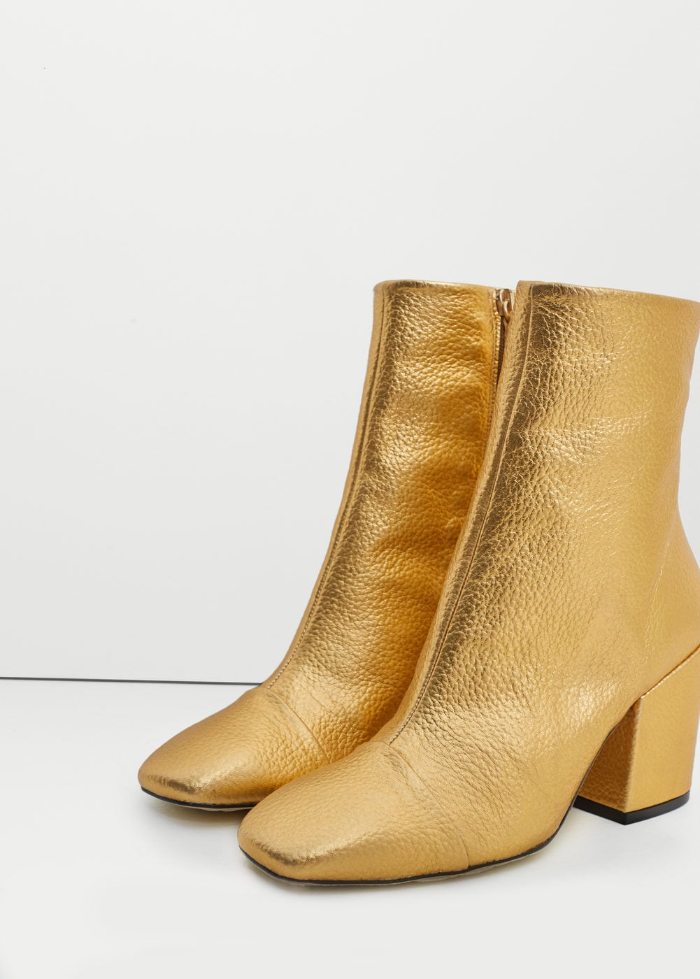 16 modelos de zapatos metálicos ideales para usar este otoño