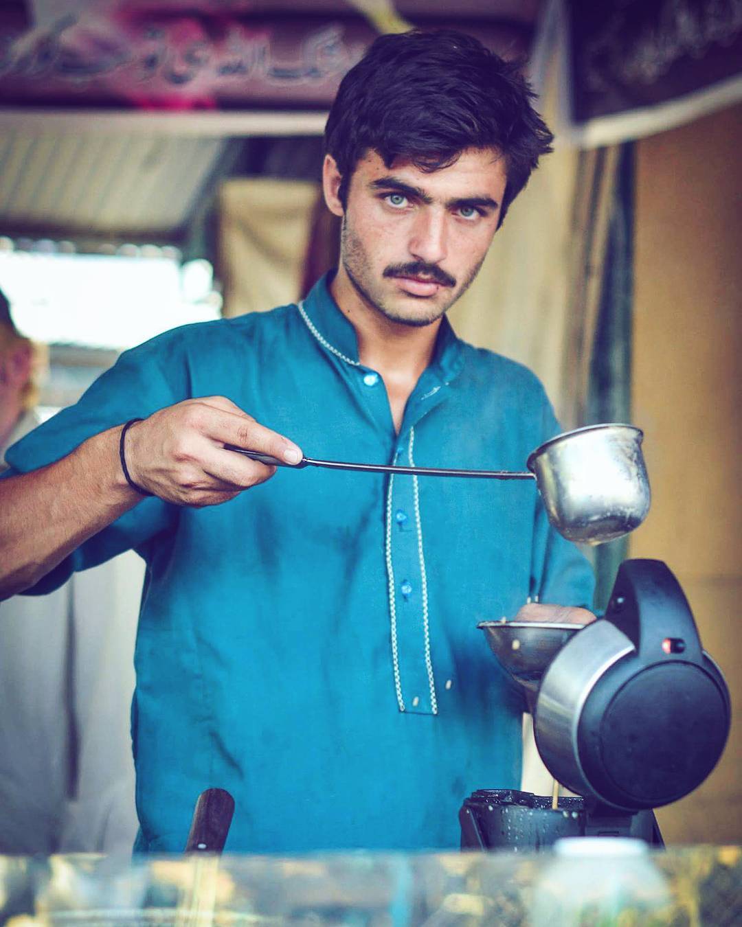 Este guapo pakistaní pasó de vender té en la calle a modelar