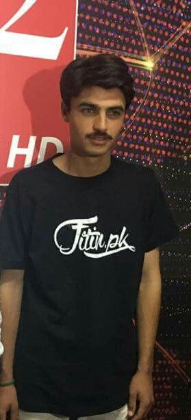 Este guapo pakistaní pasó de vender té en la calle a modelar