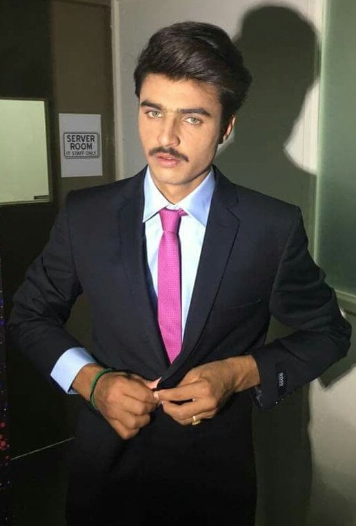 Este guapo pakistaní pasó de vender té en la calle a modelar