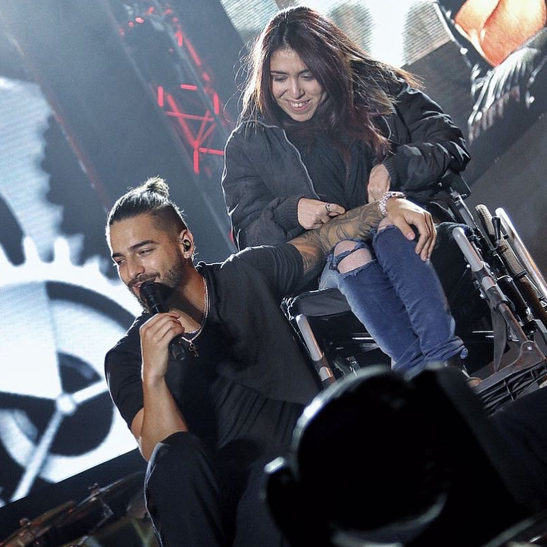 Maluma conquistó el corazón de una fan en silla de ruedas