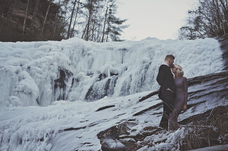 Pareja se adentro en el frío para sus fotos de compromiso