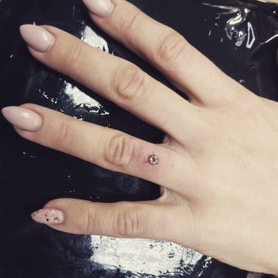 Cambia tu anillo por un piercing de diamantes incrustado