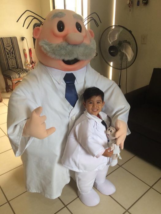 Niño se viste como el Dr. Simi para su fiesta de cumpleaños