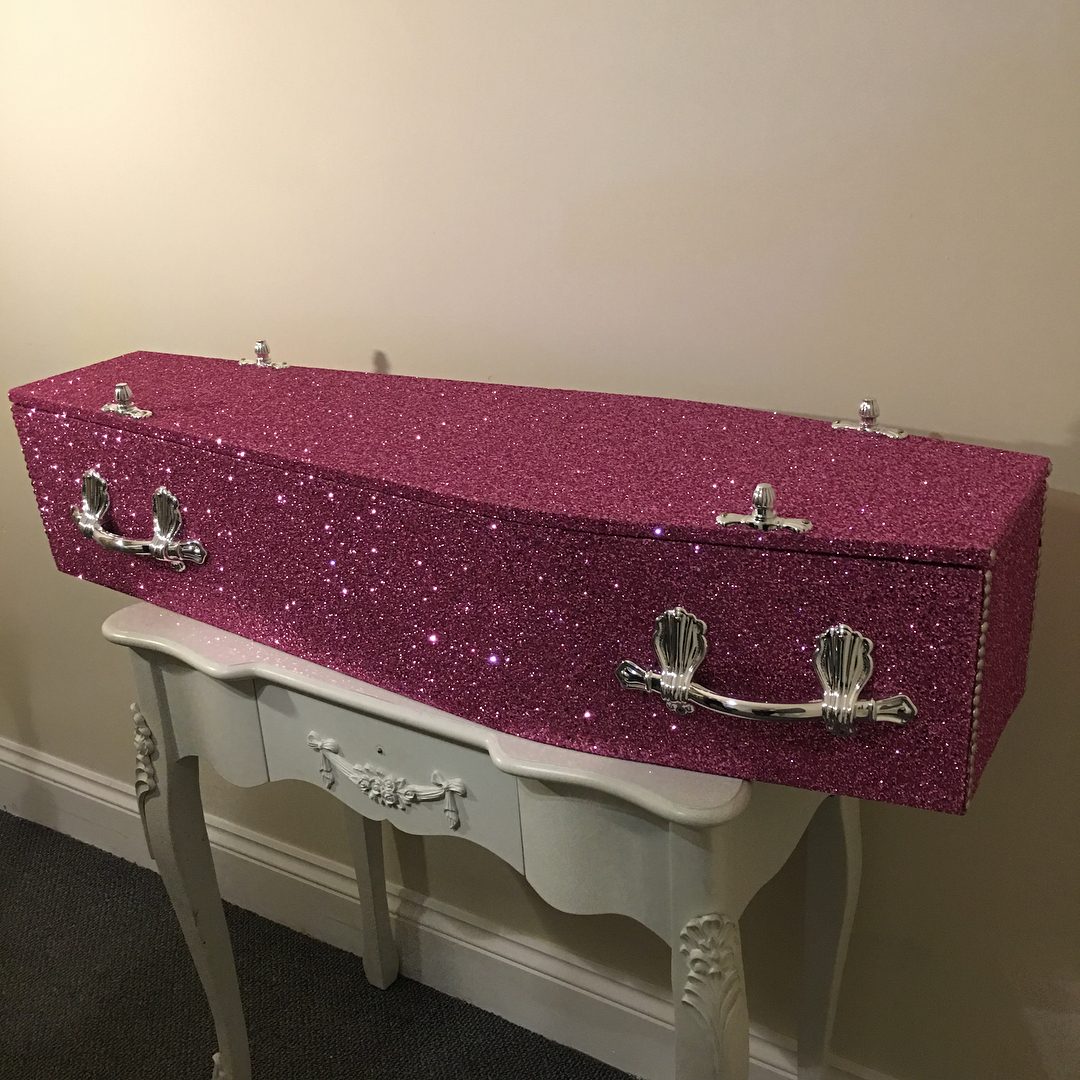 Sacan al mercado línea de originales ataúdes con purpurina