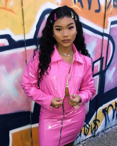 13 Outfits para saber cómo combinar broches noventeros