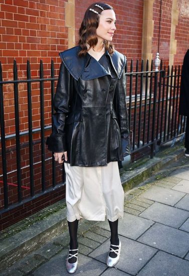 13 Outfits para saber cómo combinar broches noventeros