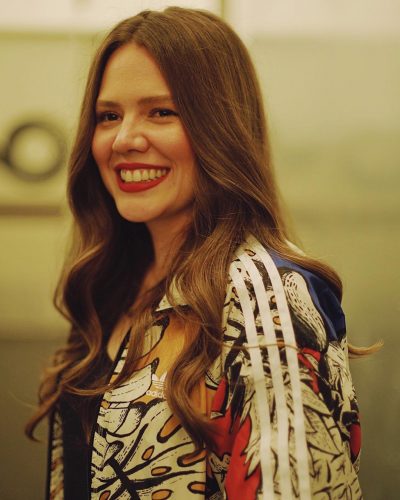 Joy espera feliz a su primer bebé junto a su esposa