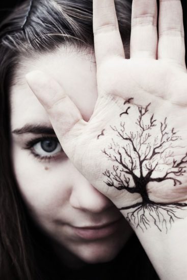 15 tatuajes en las palmas de las manos que te encantarán