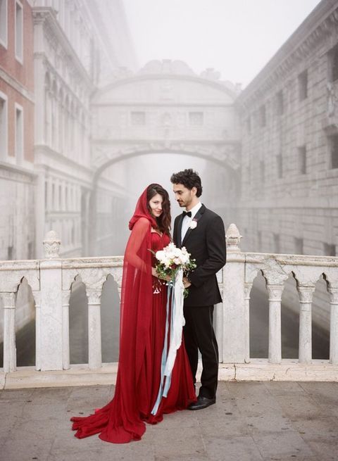 Para las más atrevidas: 15 hermosos vestidos de novia rojos