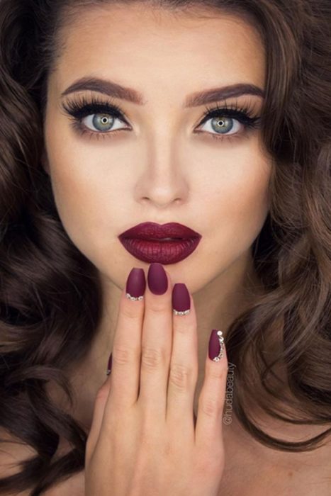 15 looks con labial color vino ideales para toda ocasión