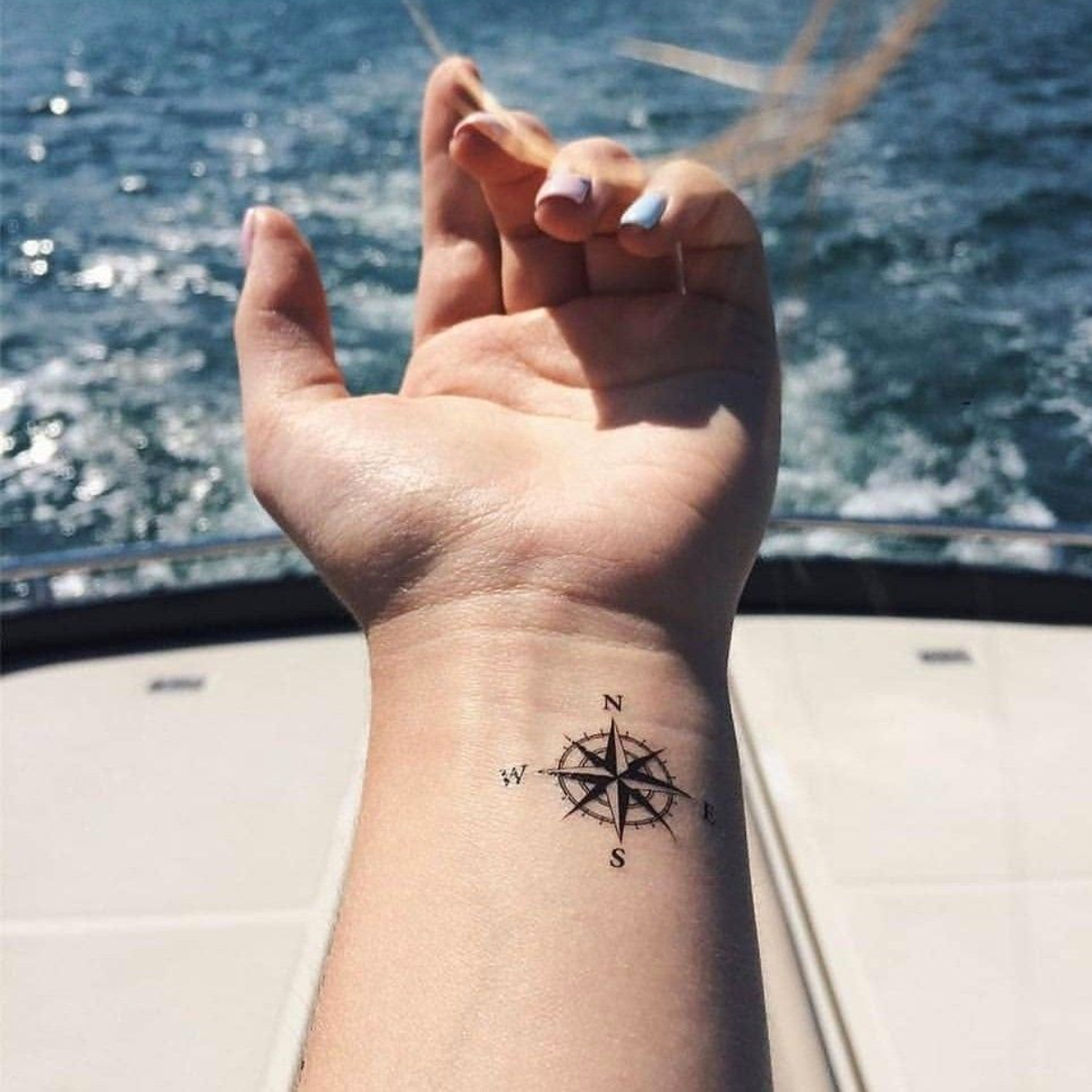 Minitatuajes en la muñeca que mamá definitivamente aceptará