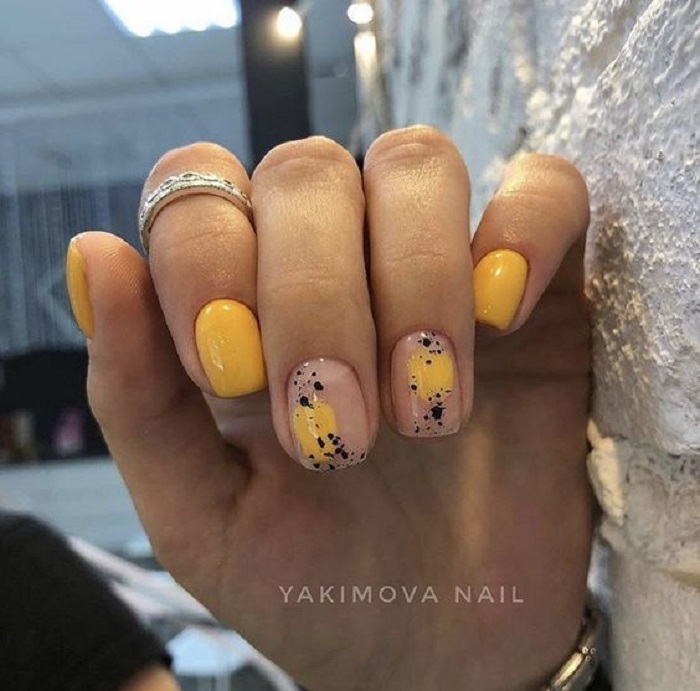 Manicuras mostaza para iniciar otoño con toda la actitud Manicuras mostaza para iniciar otoño con toda la actitud