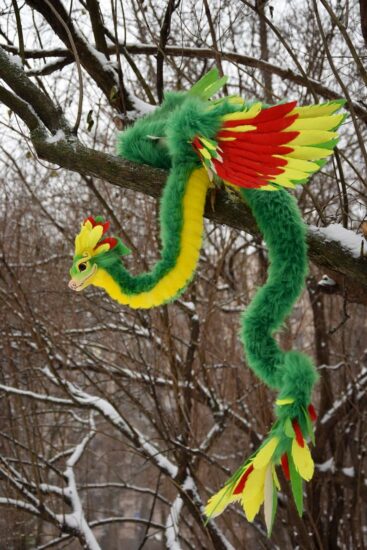 Artistas rusa crea un hermoso y tierno peluche Quetzalcóatl