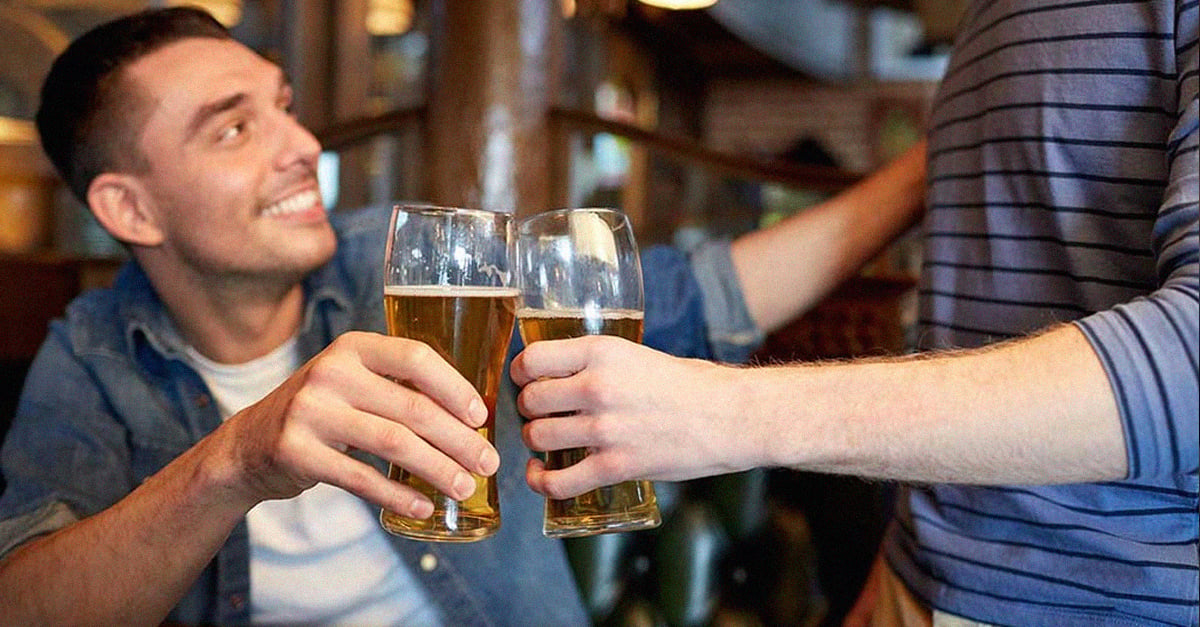 Hombres se atraen entre ellos al estar borrachos; estudio