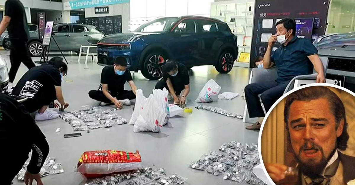 Compra un auto de 159 mil pesos y paga con puras monedas