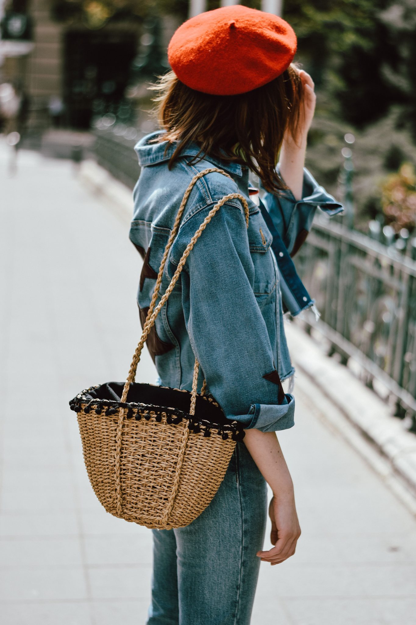 12 Ideas de outfits con boinas que te animarán a comprar una