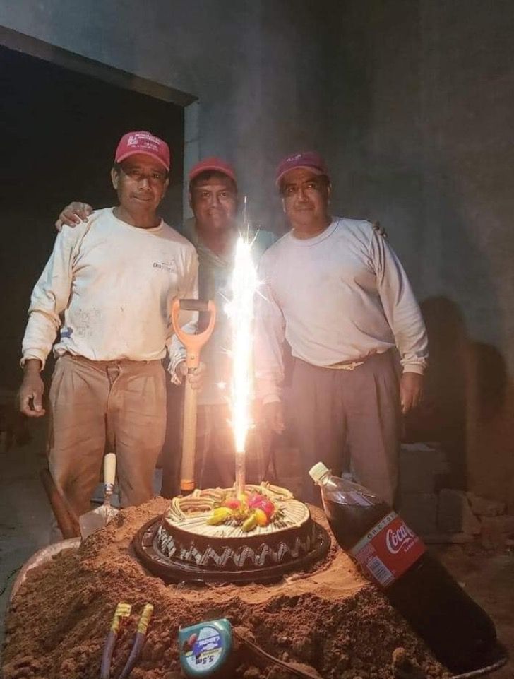 Albañiles celebran el cumpleaños de su amigo en la obra