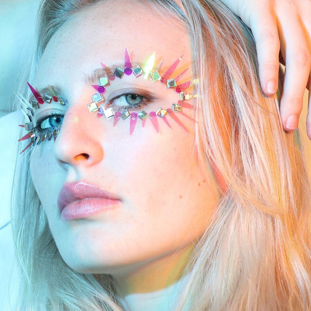 18 Ideas para usar stickers en tu carita y lucir increíble