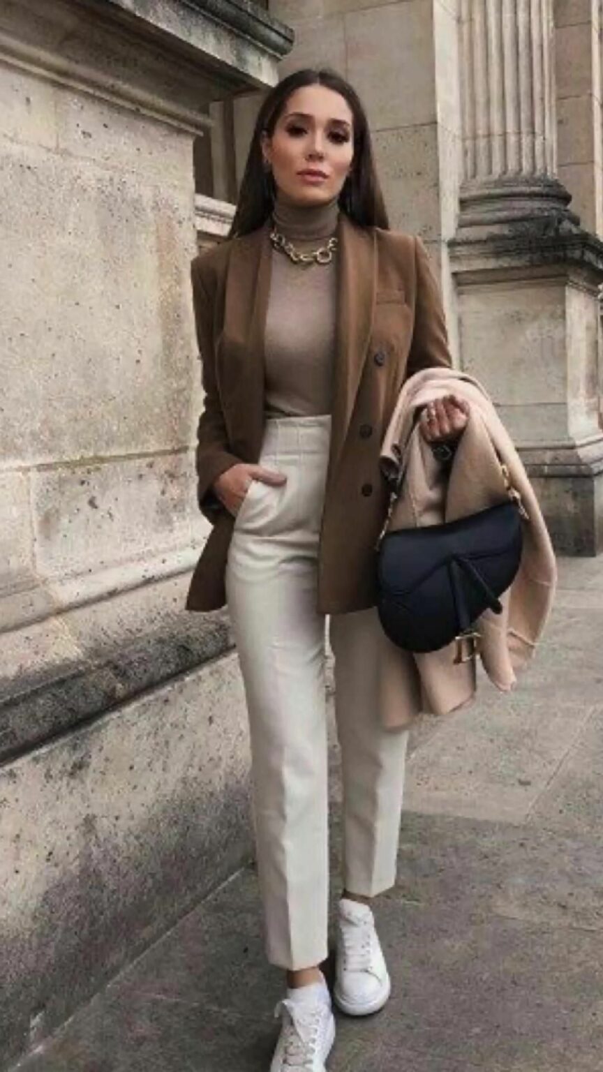 15 Outfits para las chicas que aman usar tenis en la oficina