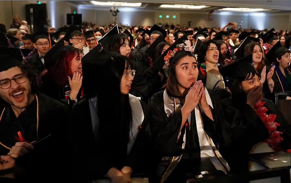 Cofundador de Snapchat paga deuda estudiantil a egresados