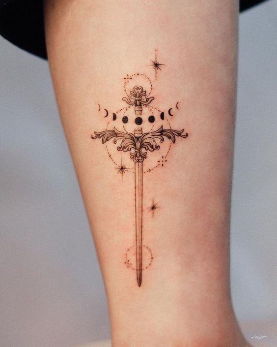 17 Tatuajes de espadas que te llenarán de honor y poder