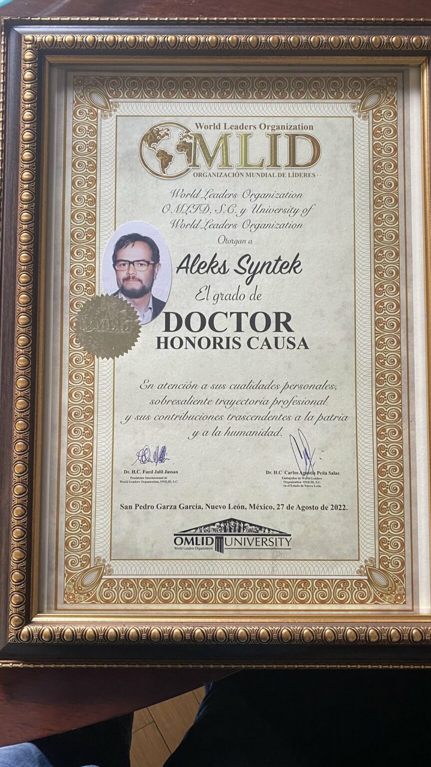 Aleks Syntek recibe doctorado ‘honoris causa’ y desata polémica