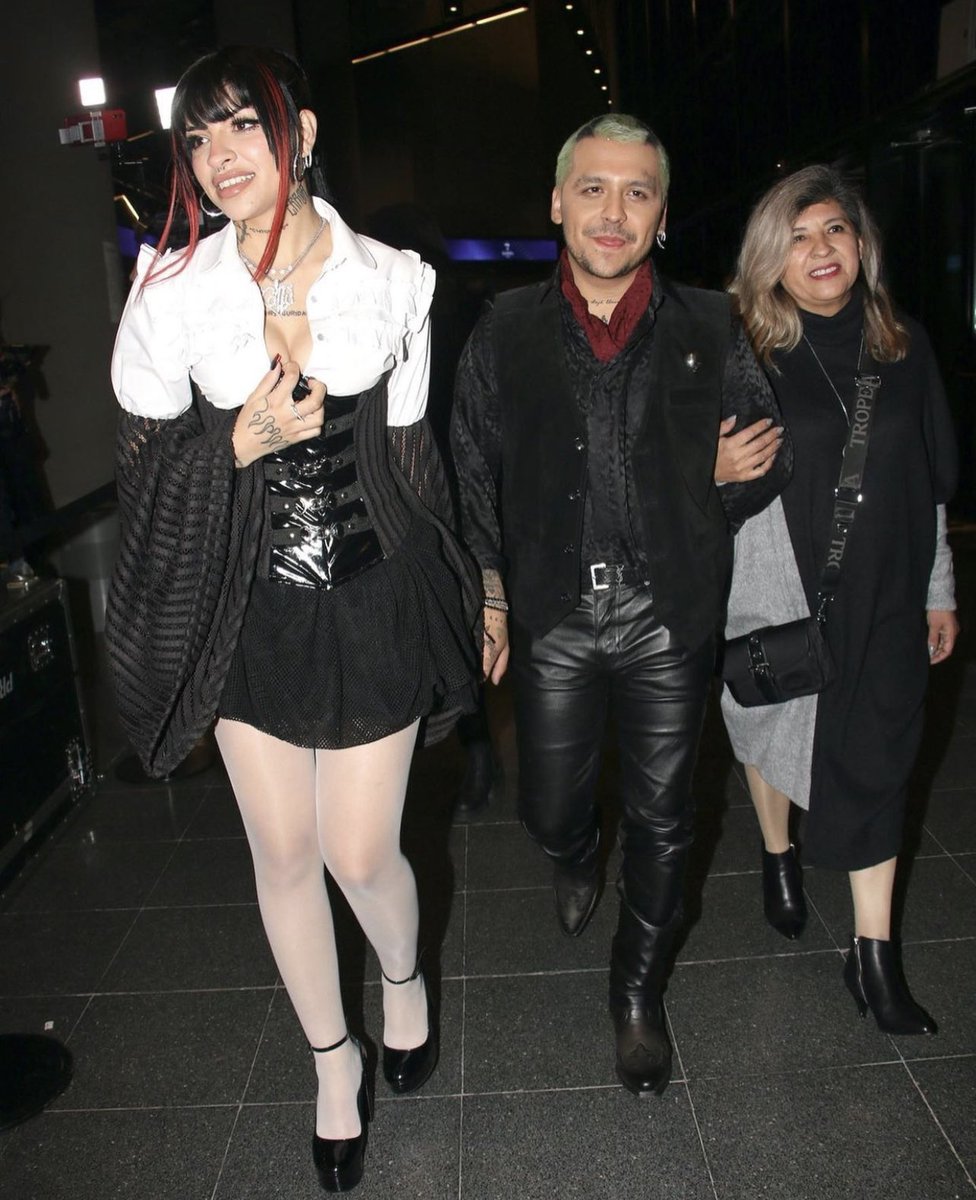 Foto de Christian Nodal junto a Cazzu sin tatuajes en la cara