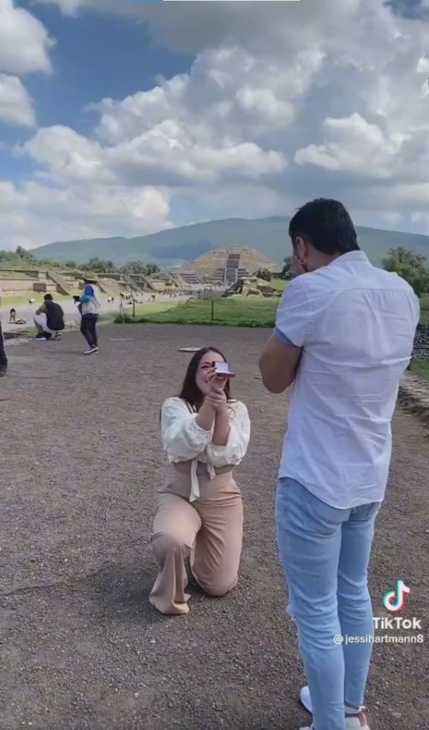 Chica rompe estereotipos y le pide matrimonio a su novio