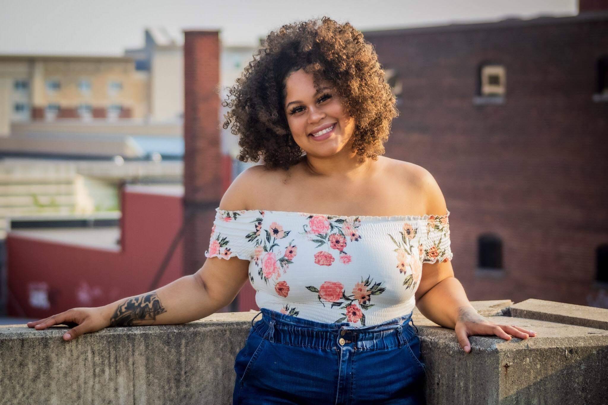 Viajó para conocer a su amado y al aterrizar la habían bloqueado