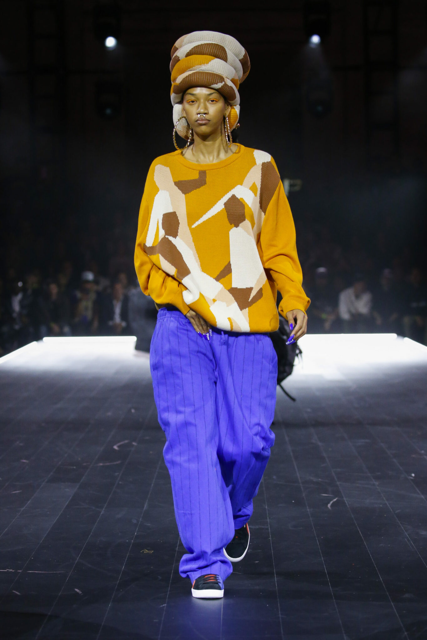 Extrañas decisiones de moda que fueron tendencia este año