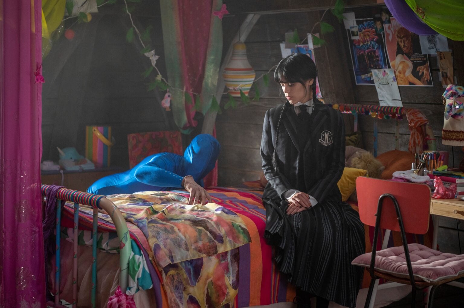 Fotos del elenco de Merlina que prueban que son una ternura