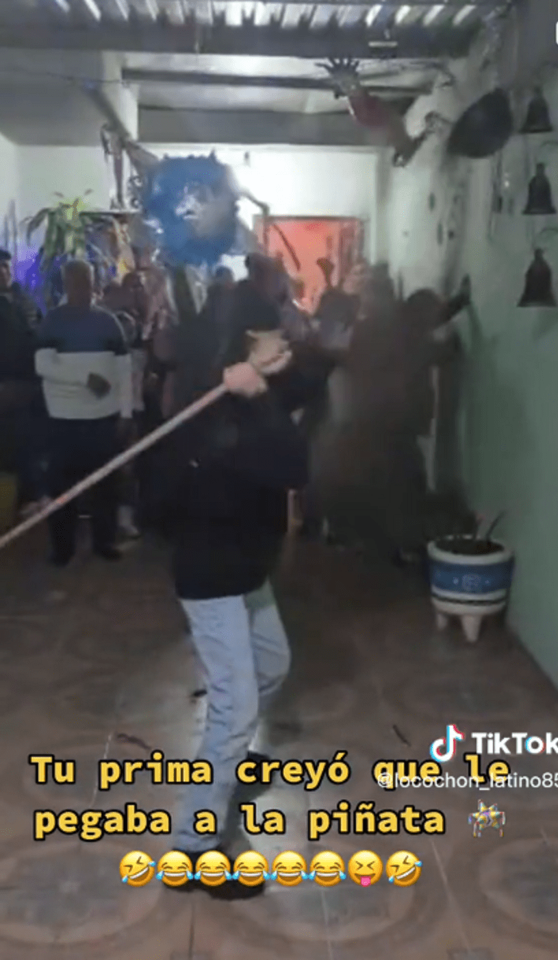 Chica rompe una maceta en lugar de la piñata y echa tierra