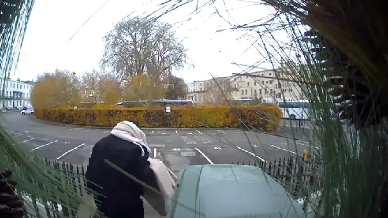 Hombre se roba los regalos de navidad de un niño sordo