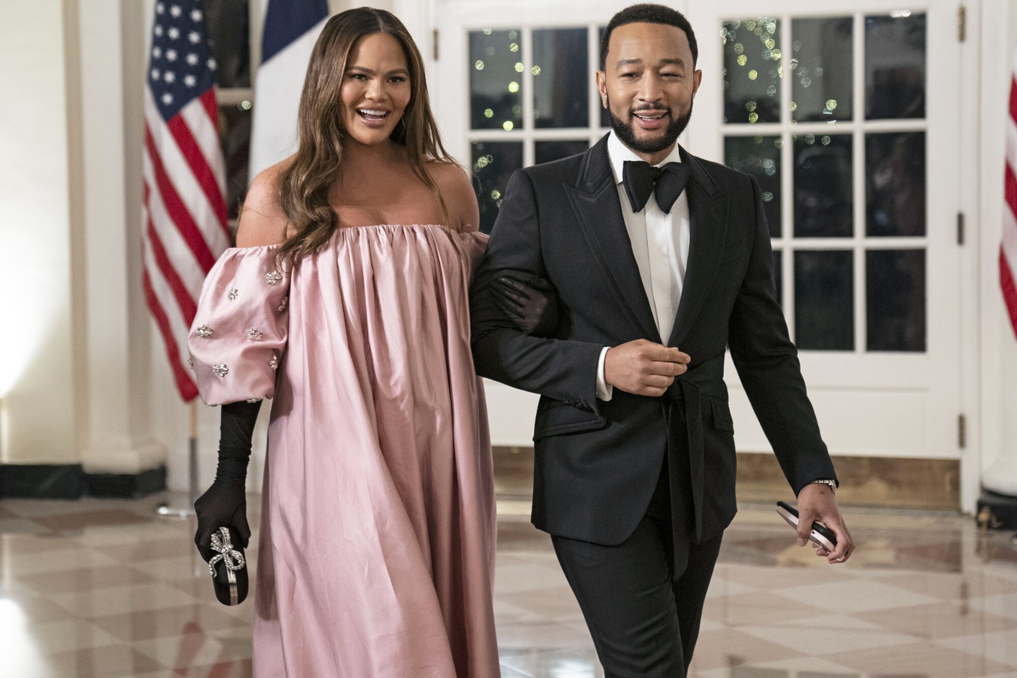 Chrissy Teigen y John Legend dan la bienvenida a su bebé