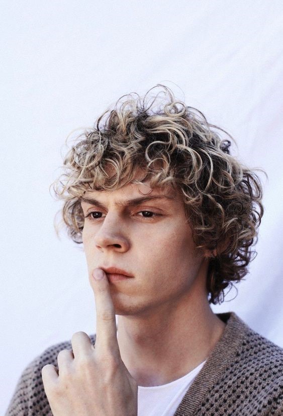 15 Photos of Evan Peters to appreciate his beauty and charm - World ...