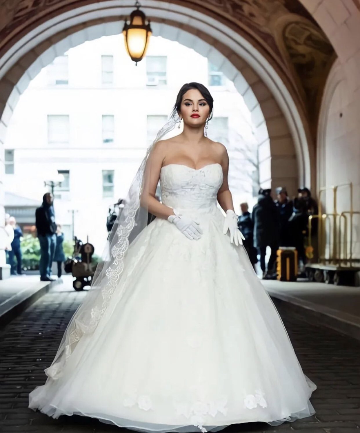 Selena Gomez sorprende con fotografías vestida de novia