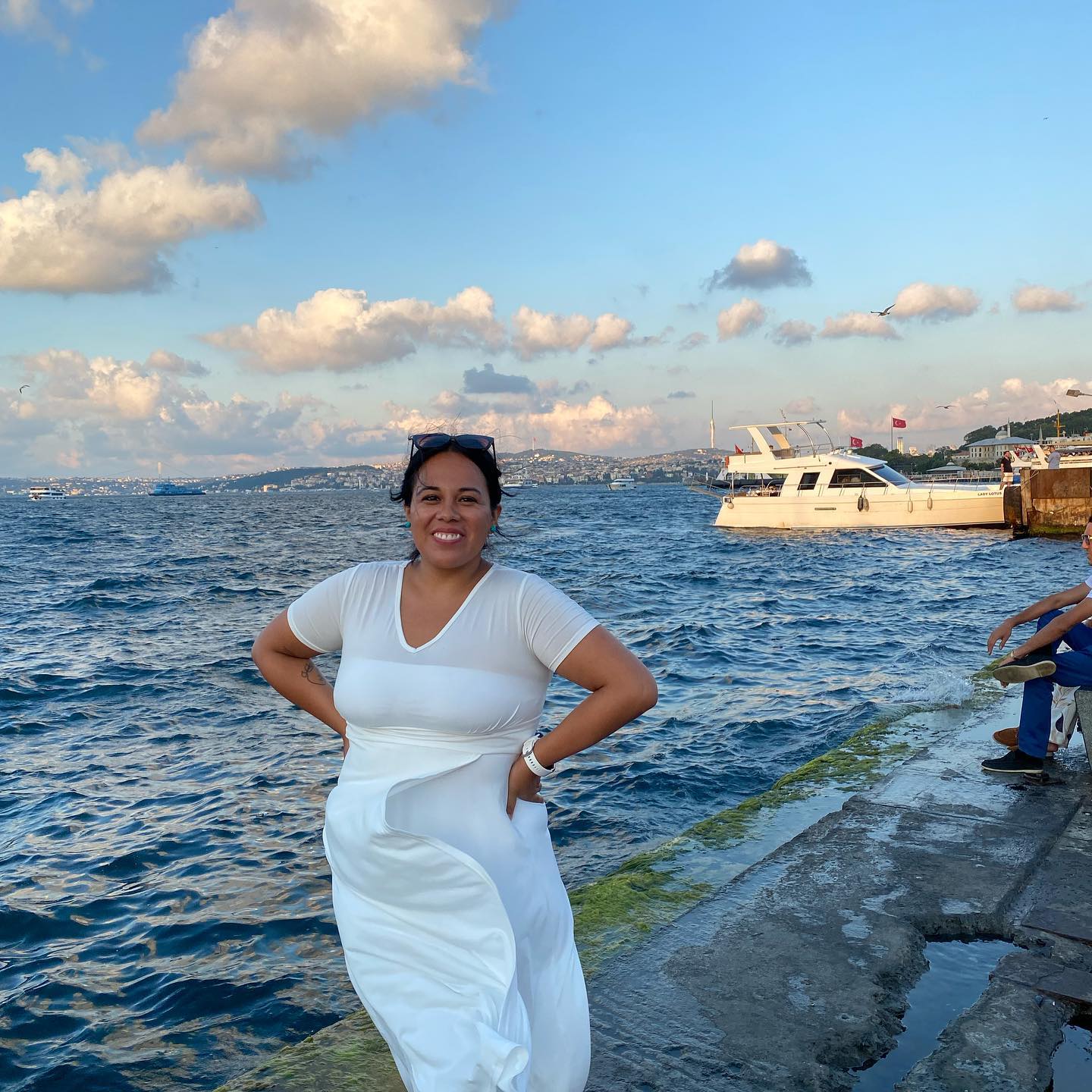 Neni boasts about her trip to Paris thanks to the sale of paca clothes ...