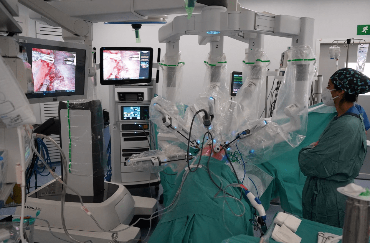 Hospital realiza el primer trasplante robótico de pulmón
