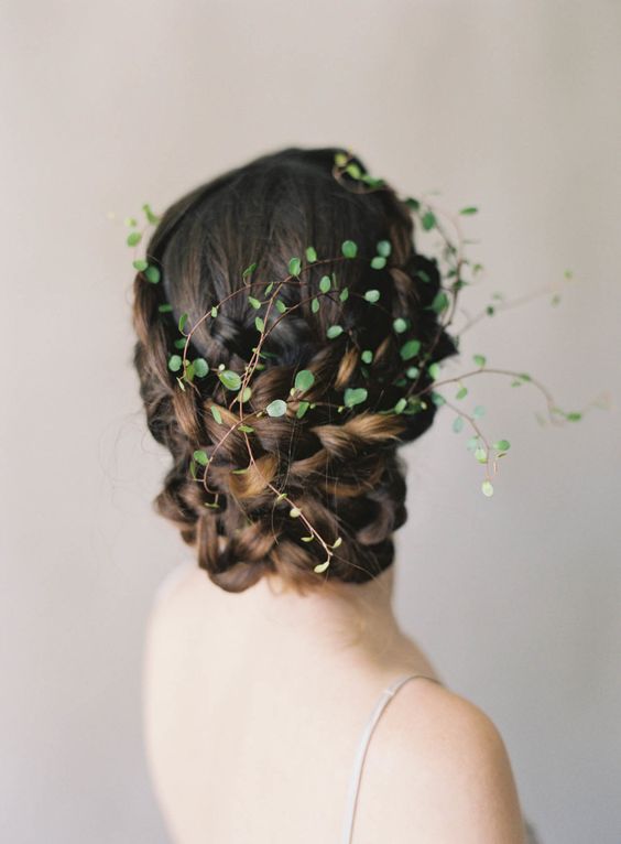 15 Ideas de peinados con flores que puedes usar en un evento
