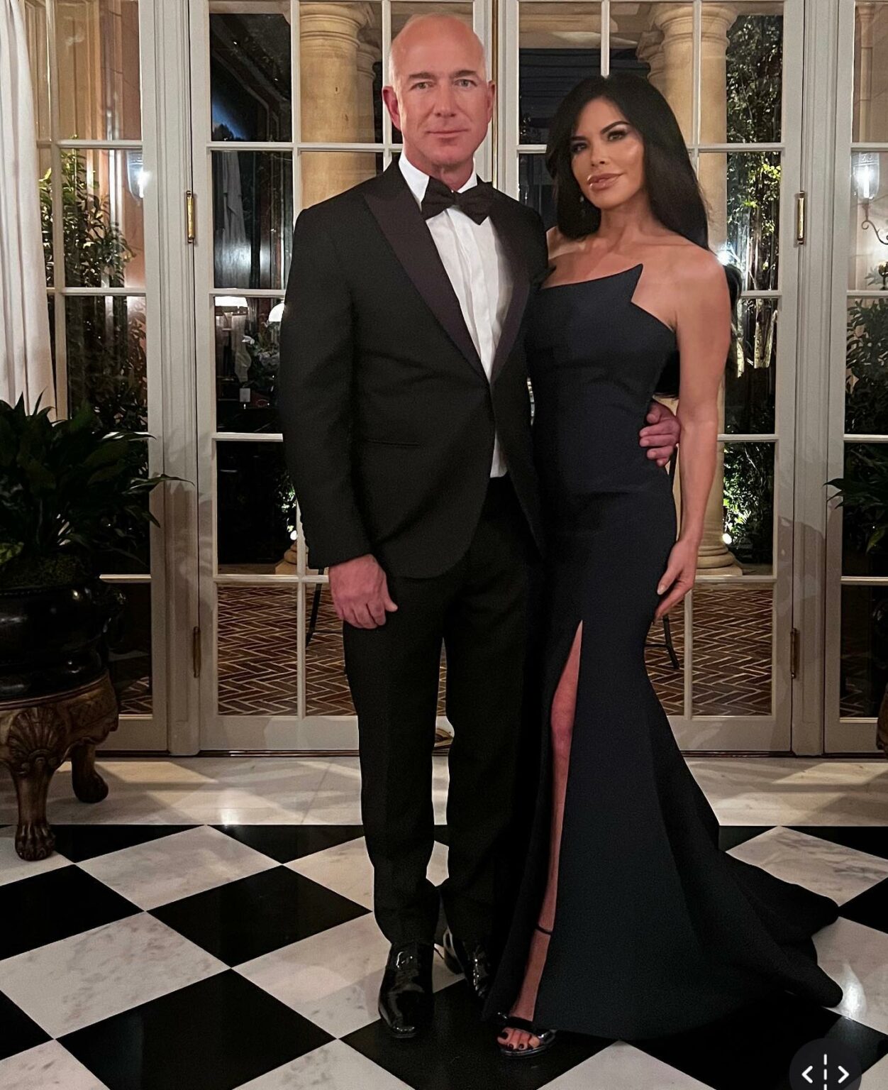 Jeff Bezos se compromete con su novia Lauren Sánchez