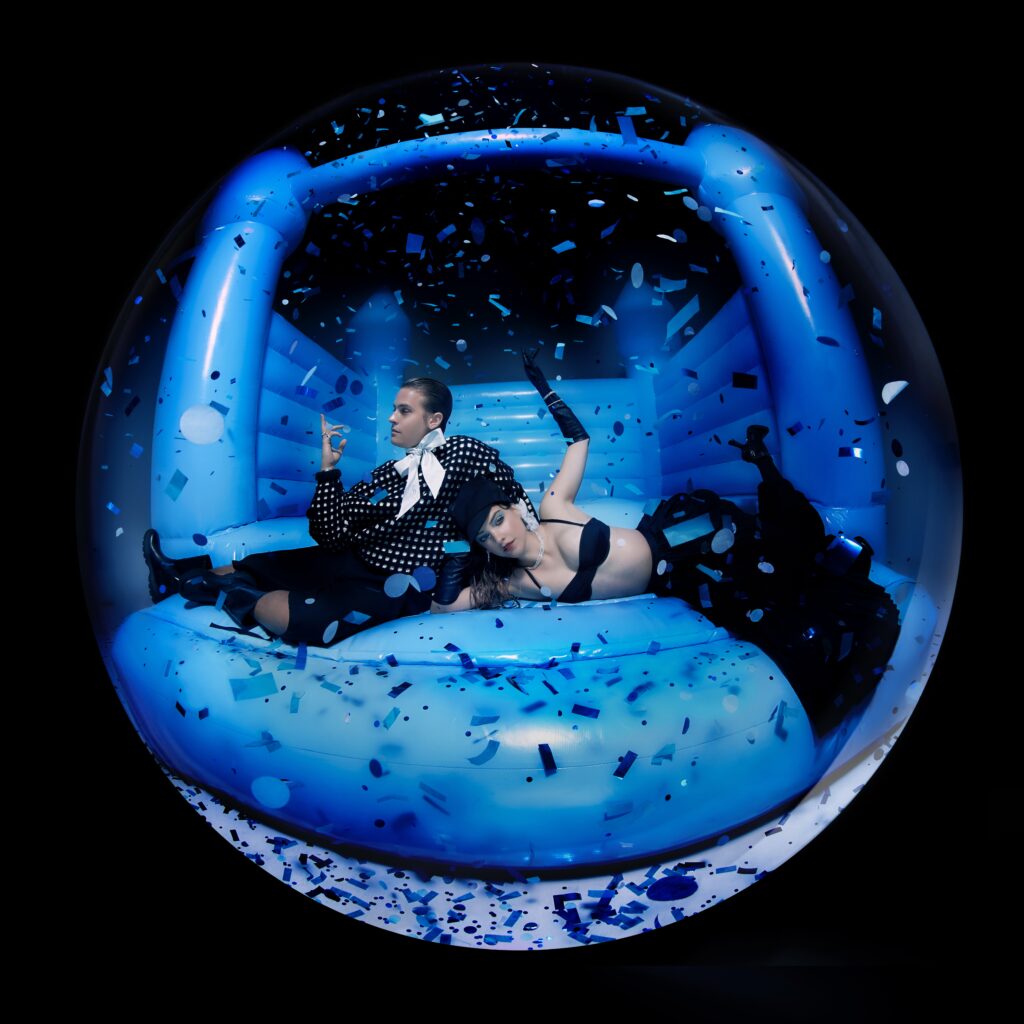 Barbara Palvin y Dylan Sprouse hacen oficial su compromiso