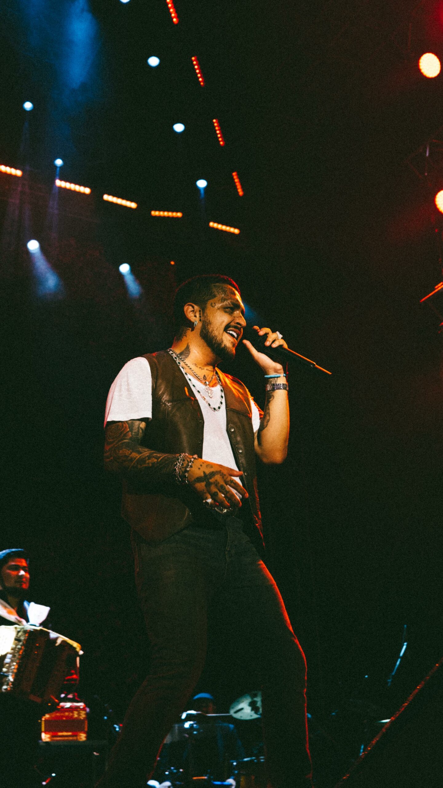 Christian Nodal learns sign language to communicate with his fans ...