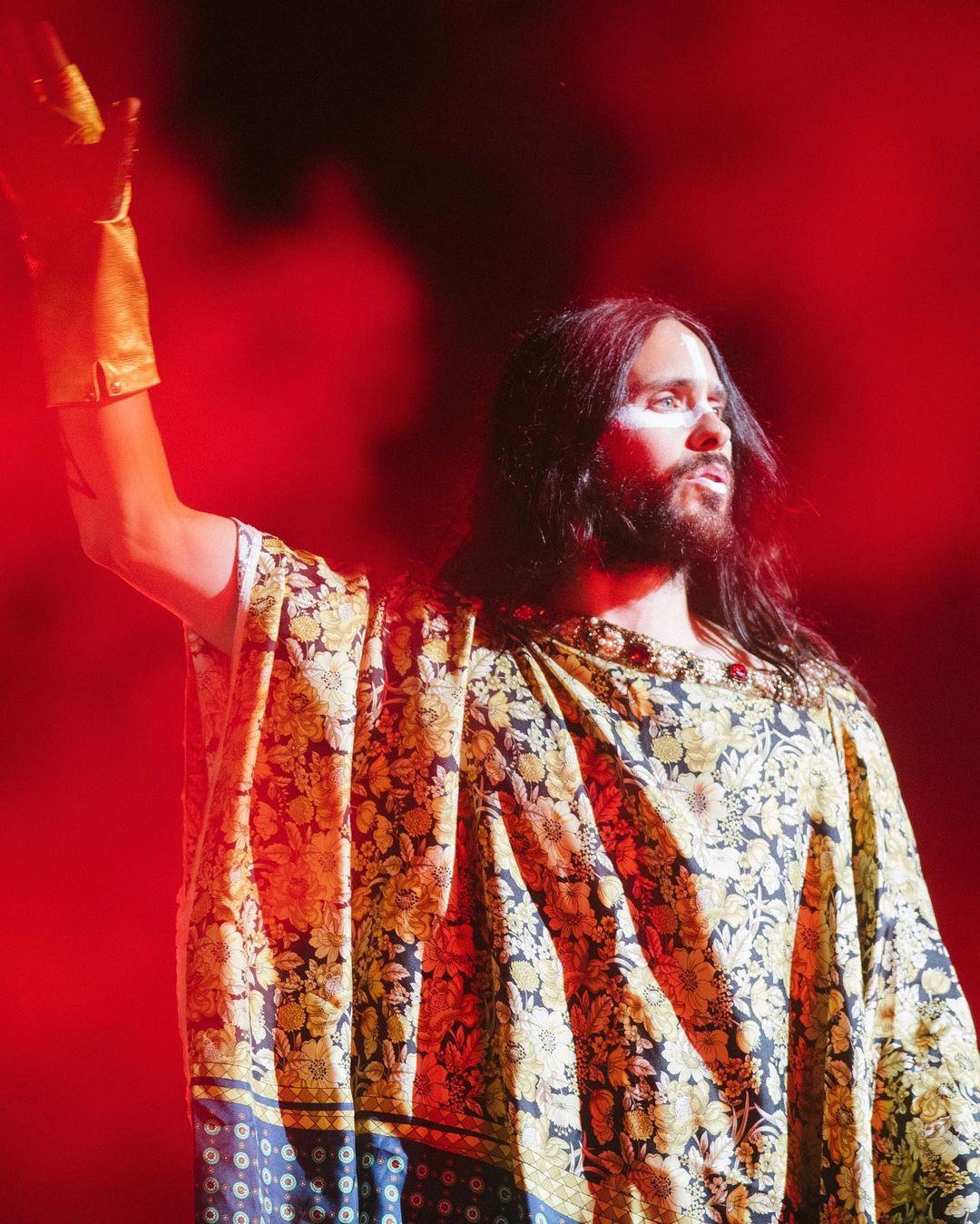 Jared Leto transforms into Spider-Man and climbs a building with his ...